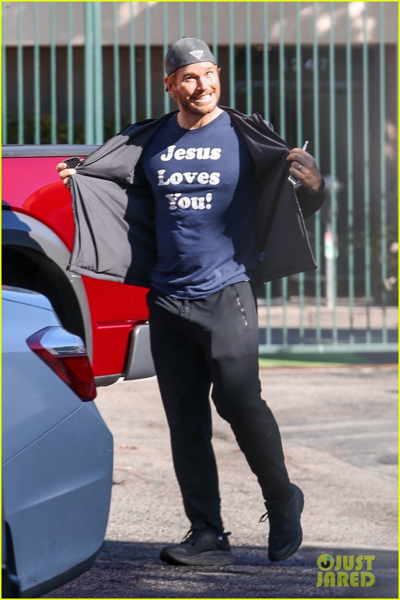 Chris Pratt Enthusiastically Flaunts His 'Jesus Loves You!' Shirt Amid ...