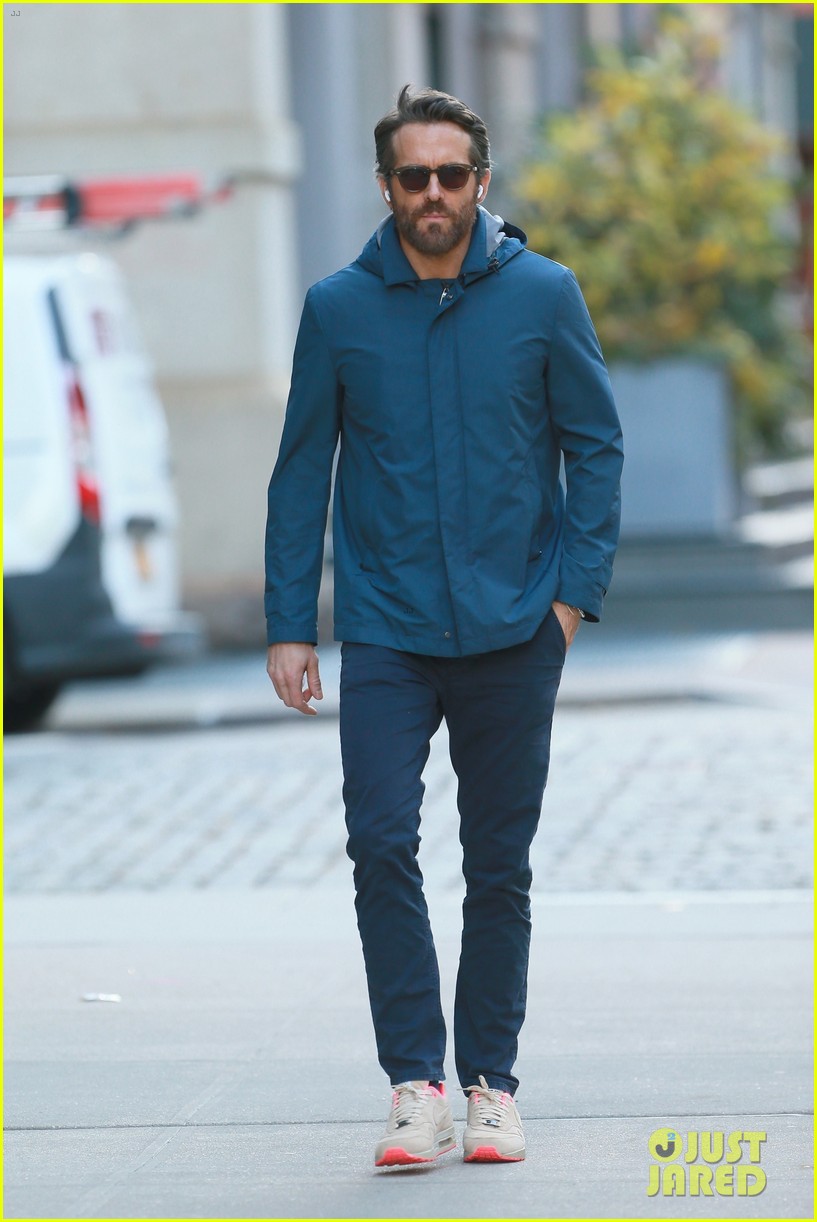 Ryan Reynolds Goes for Solo Stroll Around New York City: Photo 4672736 ...