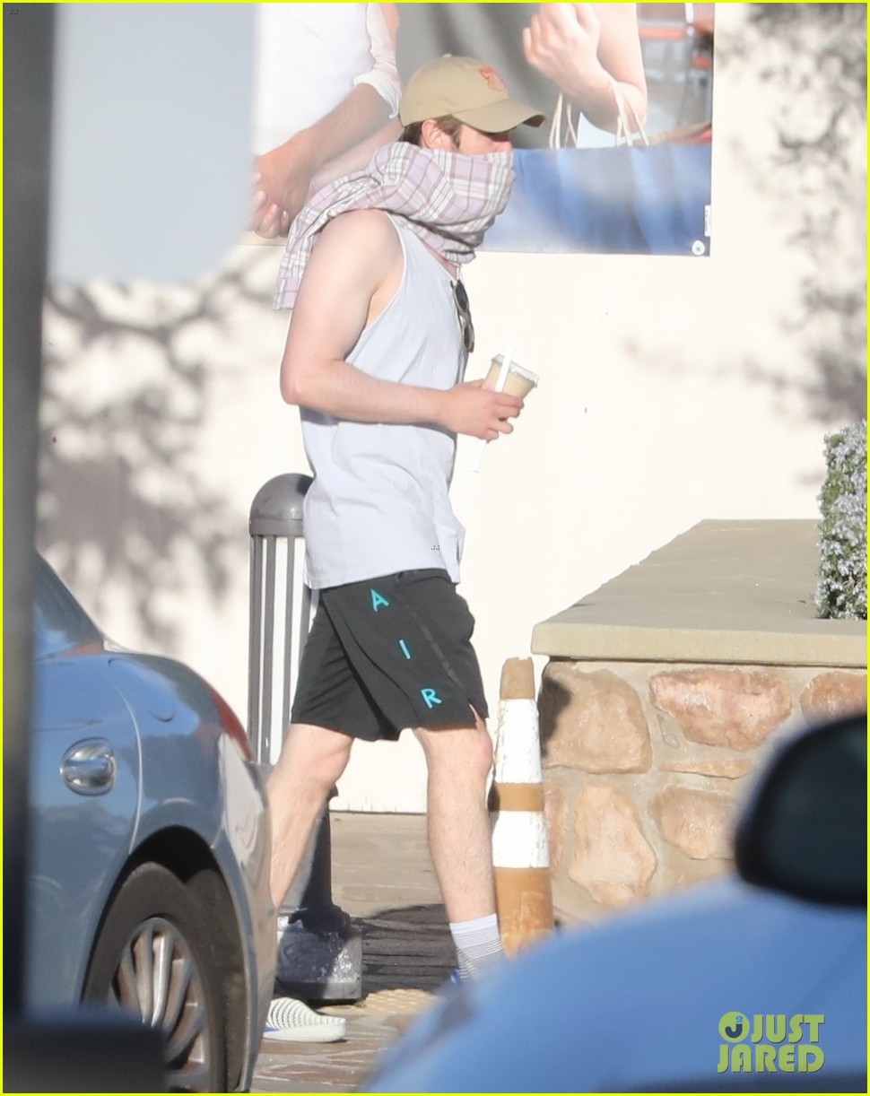 Andrew Garfield Kicks Off His Weekend by Playing Tennis in Malibu ...