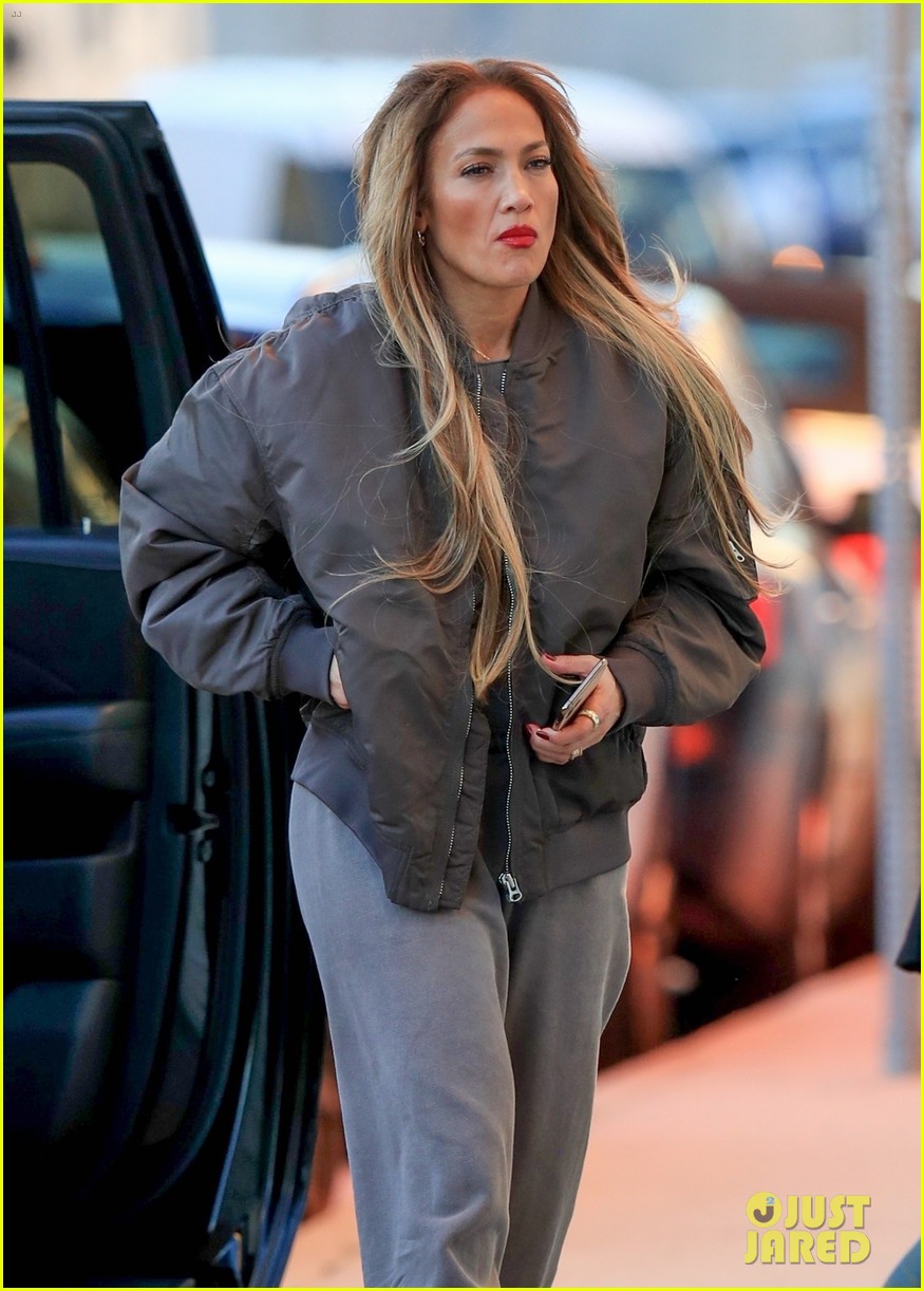 Jennifer Lopez Goes Comfy in Her Sweats at the Rehearsal Studio: Photo ...