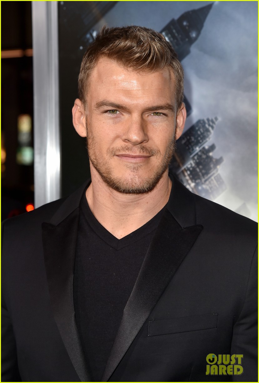 'Reacher' Star Alan Ritchson's Family Involved in Scary Car Accident ...