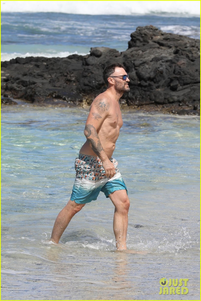 Brian Austin Green & Pregnant Sharna Burgess Relax on the Beach in ...