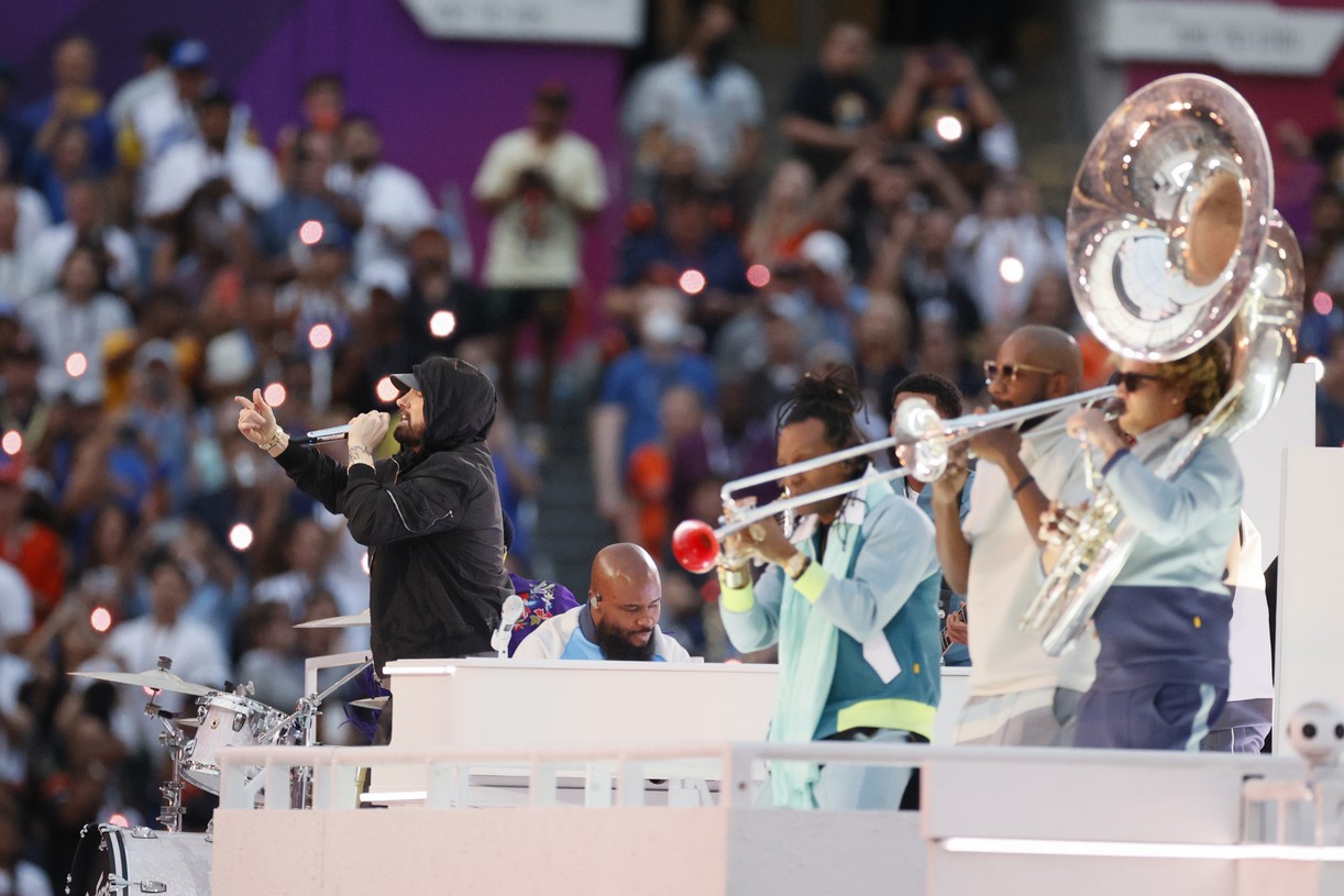 Eminem Performs 'Lose Yourself' During Super Bowl 2022 Halftime Show ...