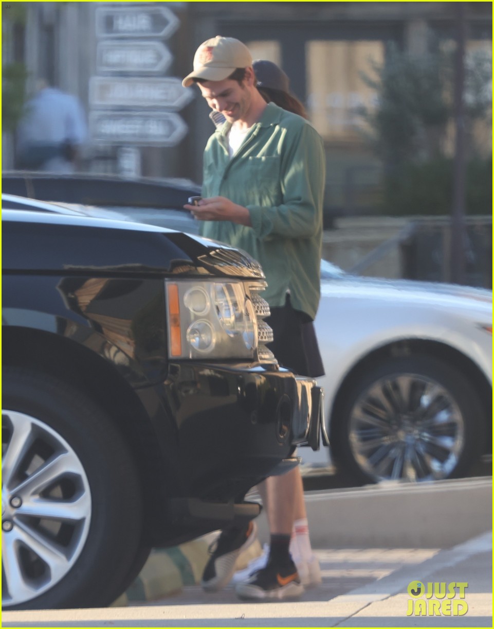 Andrew Garfield Spotted Doing an Armpit Check for Girlfriend Alyssa ...