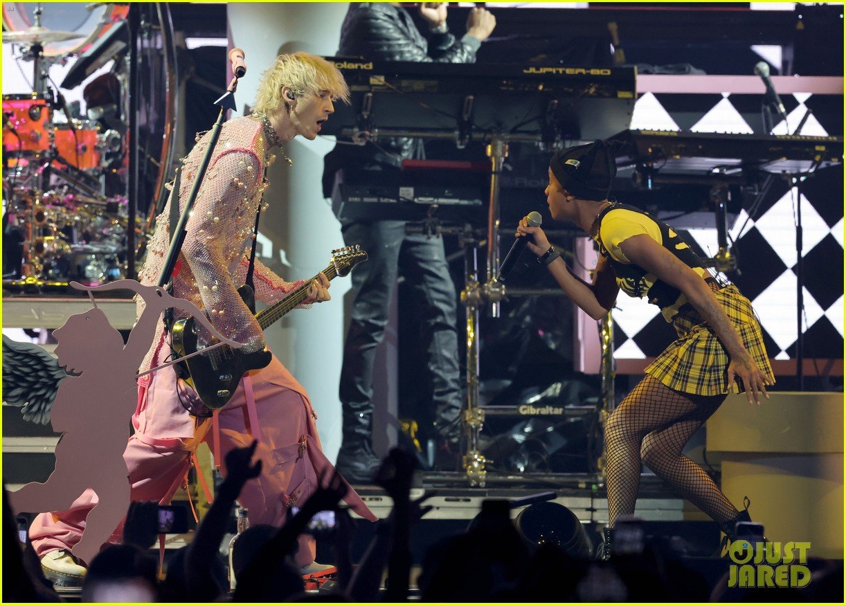 Halsey & Machine Gun Kelly Hit the Stage for Bud Light's Super Bowl ...