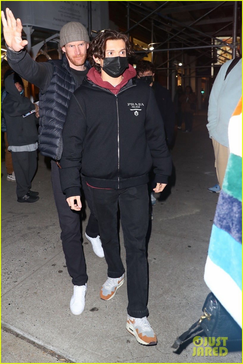 Photo: tom holland zendaya at ny rangers game 12 | Photo 4707607 | Just ...