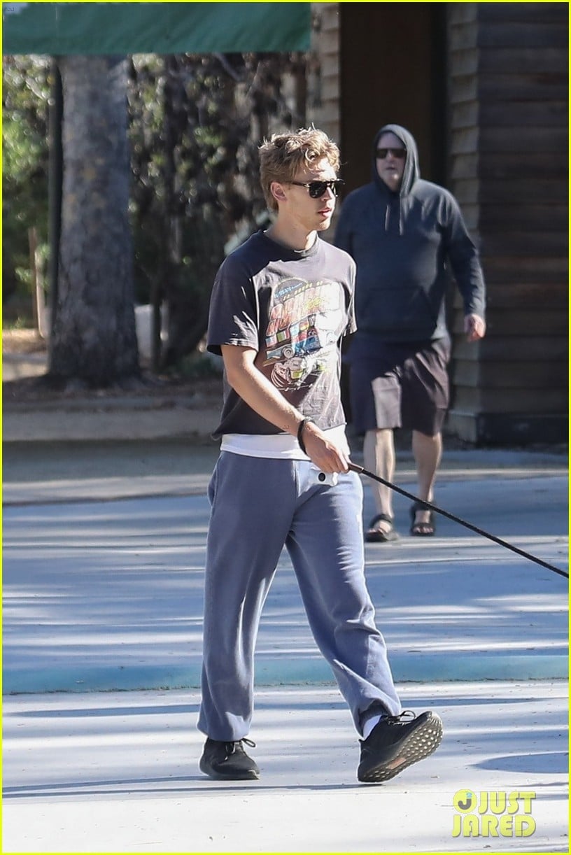 Kaia Gerber & Austin Butler Enjoy a Sunday Stroll in L.A.: Photo ...
