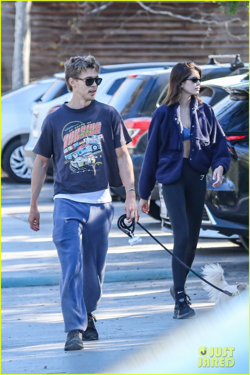 Kaia Gerber & Austin Butler Enjoy a Sunday Stroll in L.A.: Photo ...