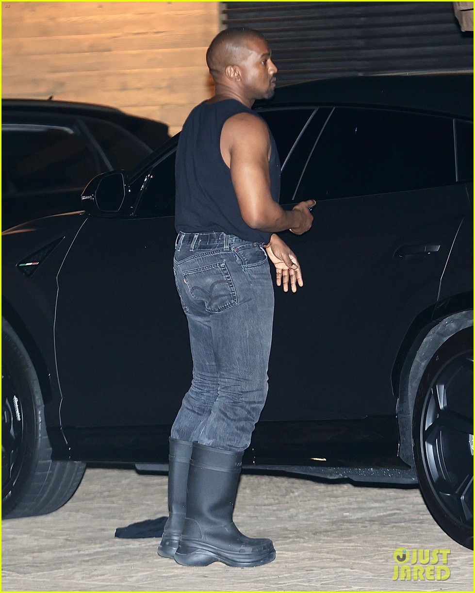 Kanye West Flaunts His Muscles While Dining with a Kim Kardashian ...