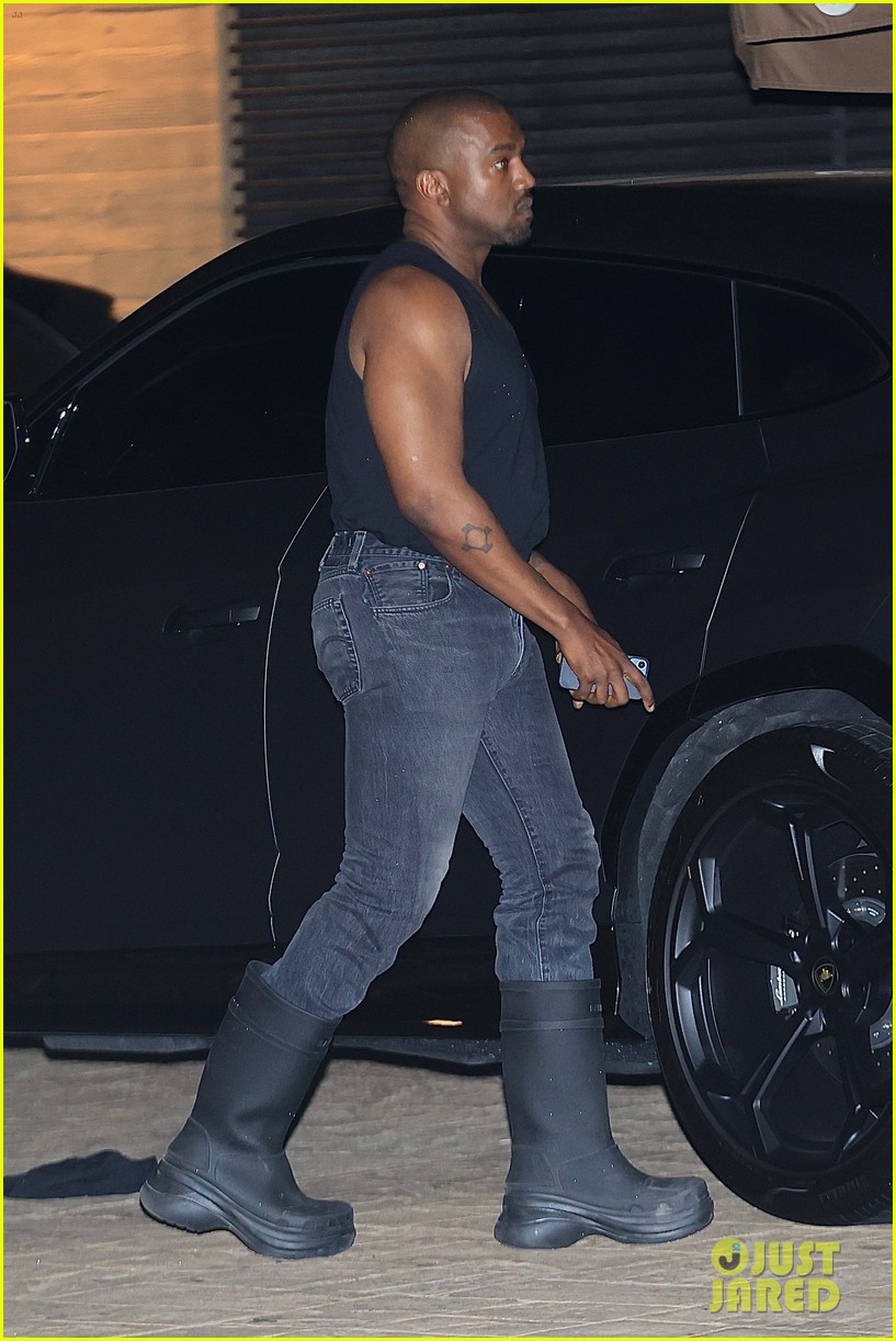Kanye West Flaunts His Muscles While Dining with a Kim Kardashian ...