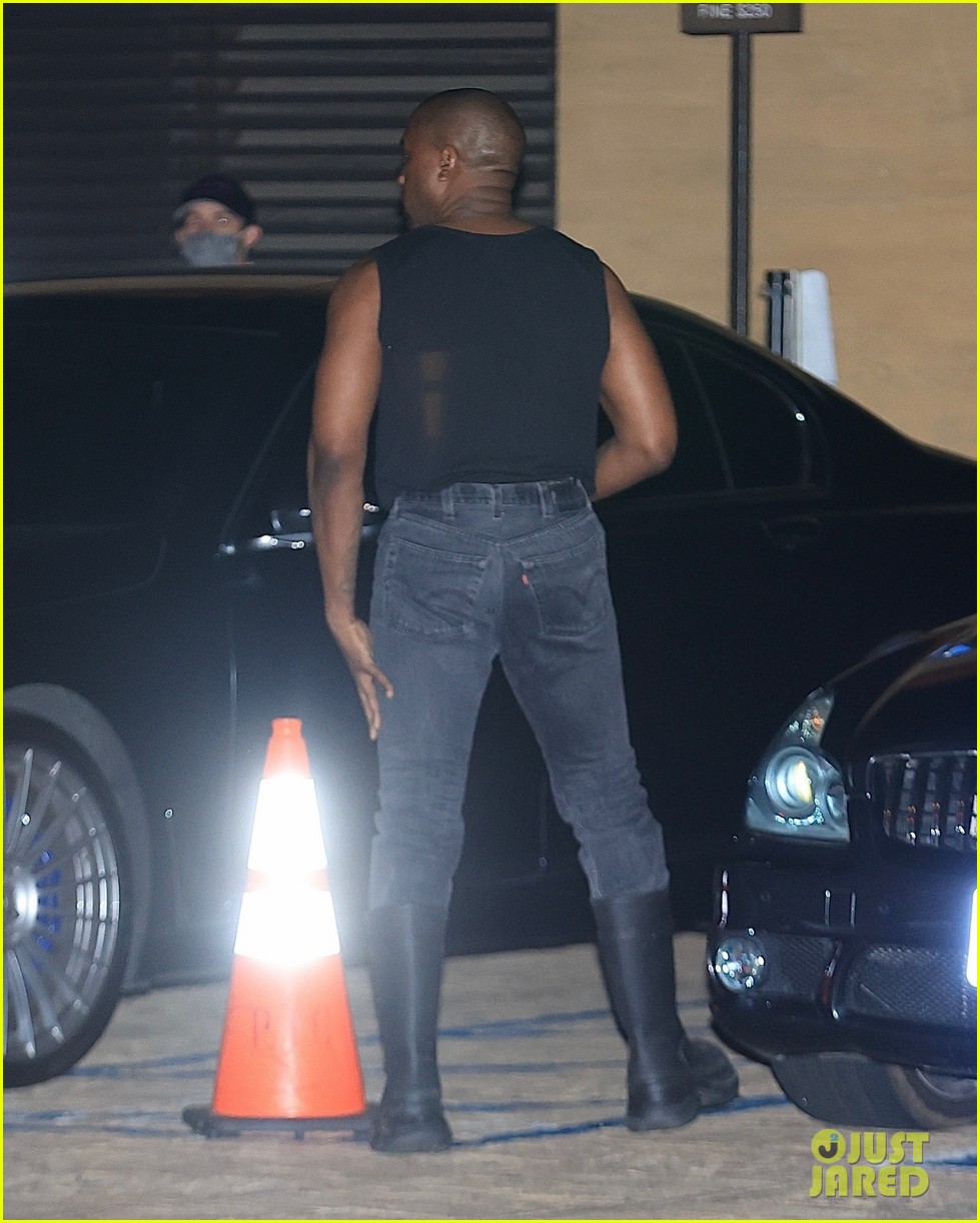 Kanye West Flaunts His Muscles While Dining with a Kim Kardashian ...