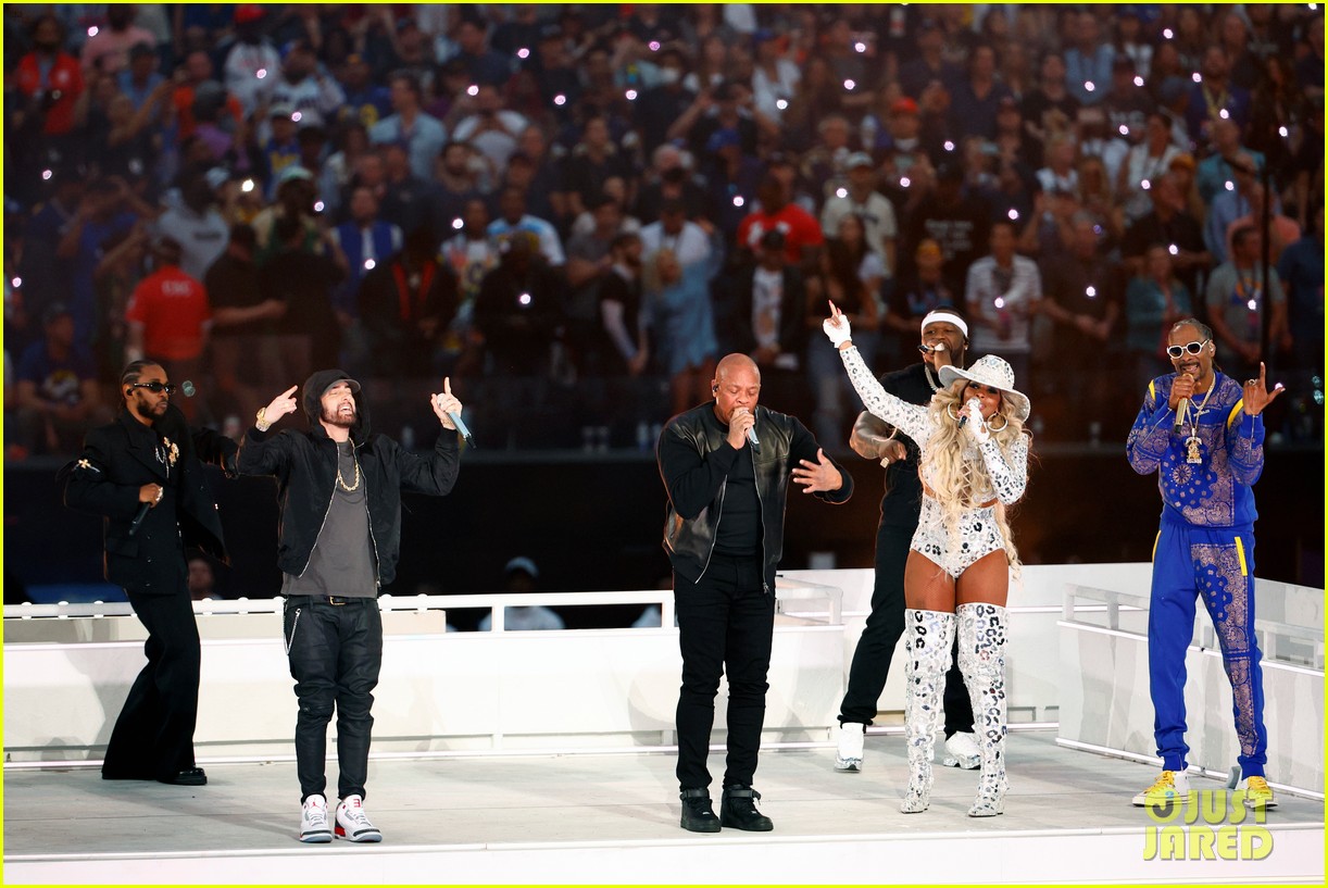 Kendrick Lamar Performs His Hit Song 'Alright' During Super Bowl ...