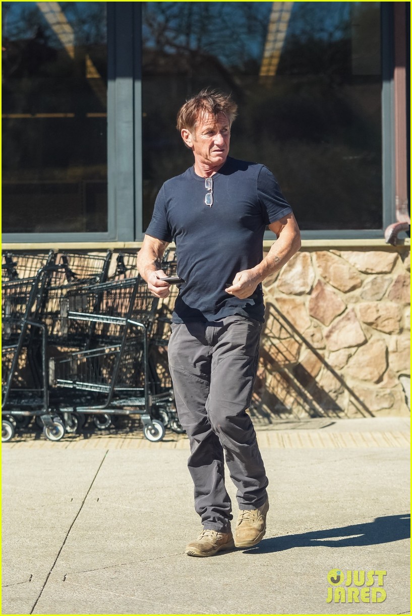 Sean Penn Spends His Afternoon Running Errands in Malibu: Photo 4699886 ...