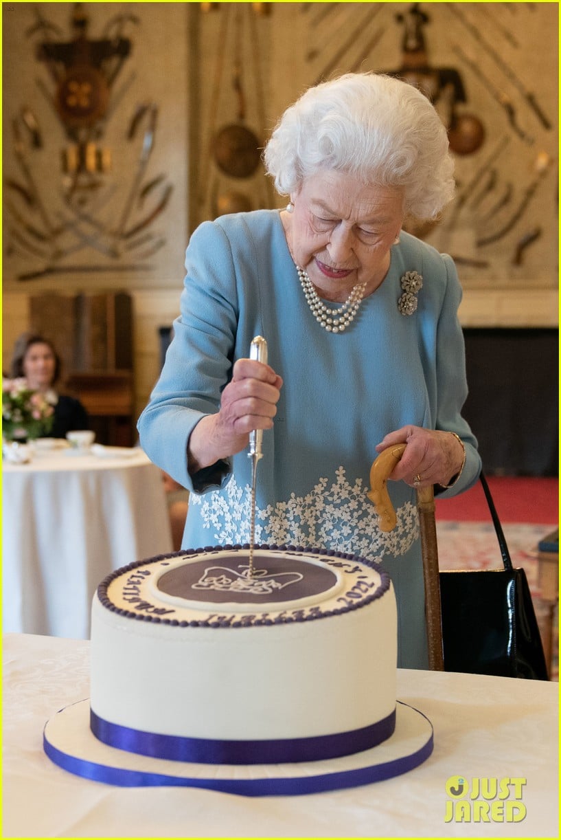 Queen Elizabeth Tests Positive for Coronavirus: Photo 4708896 | Queen ...