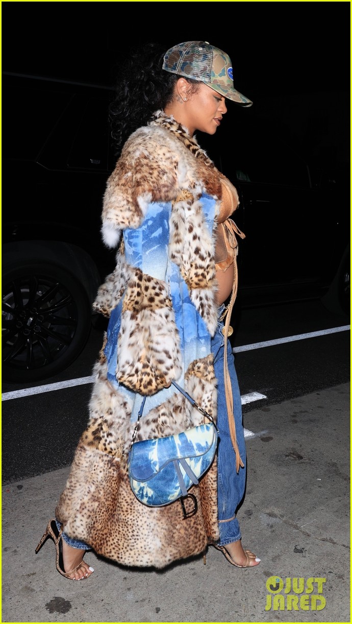 Pregnant Rihanna Bares Her Baby Bump While Out for Dinner - See Photos ...