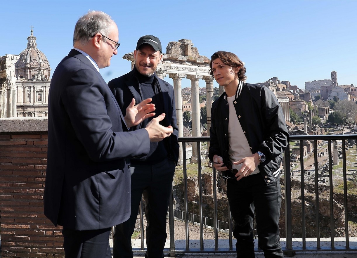 Tom Holland Gets A Special Tour of Rome From 'Roma' Director Francesco ...