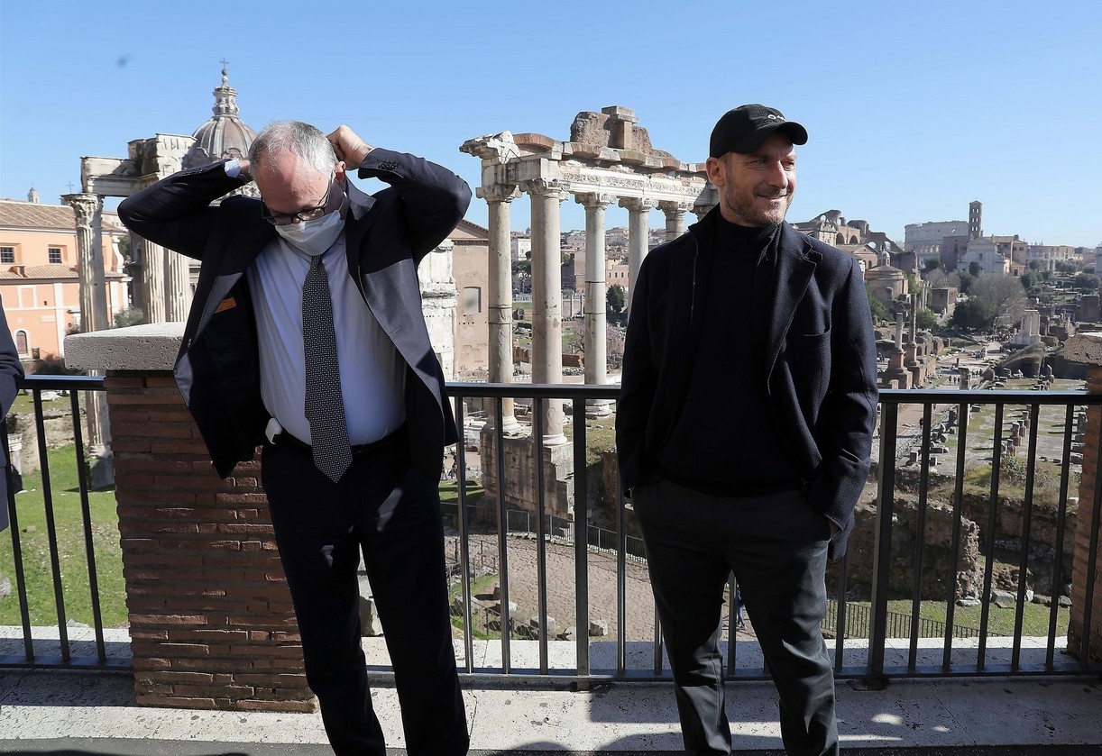 Tom Holland Gets A Special Tour of Rome From 'Roma' Director Francesco ...
