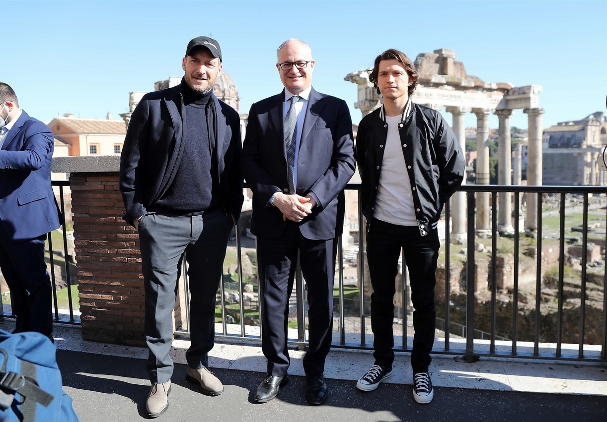 Tom Holland Gets A Special Tour of Rome From 'Roma' Director Francesco ...