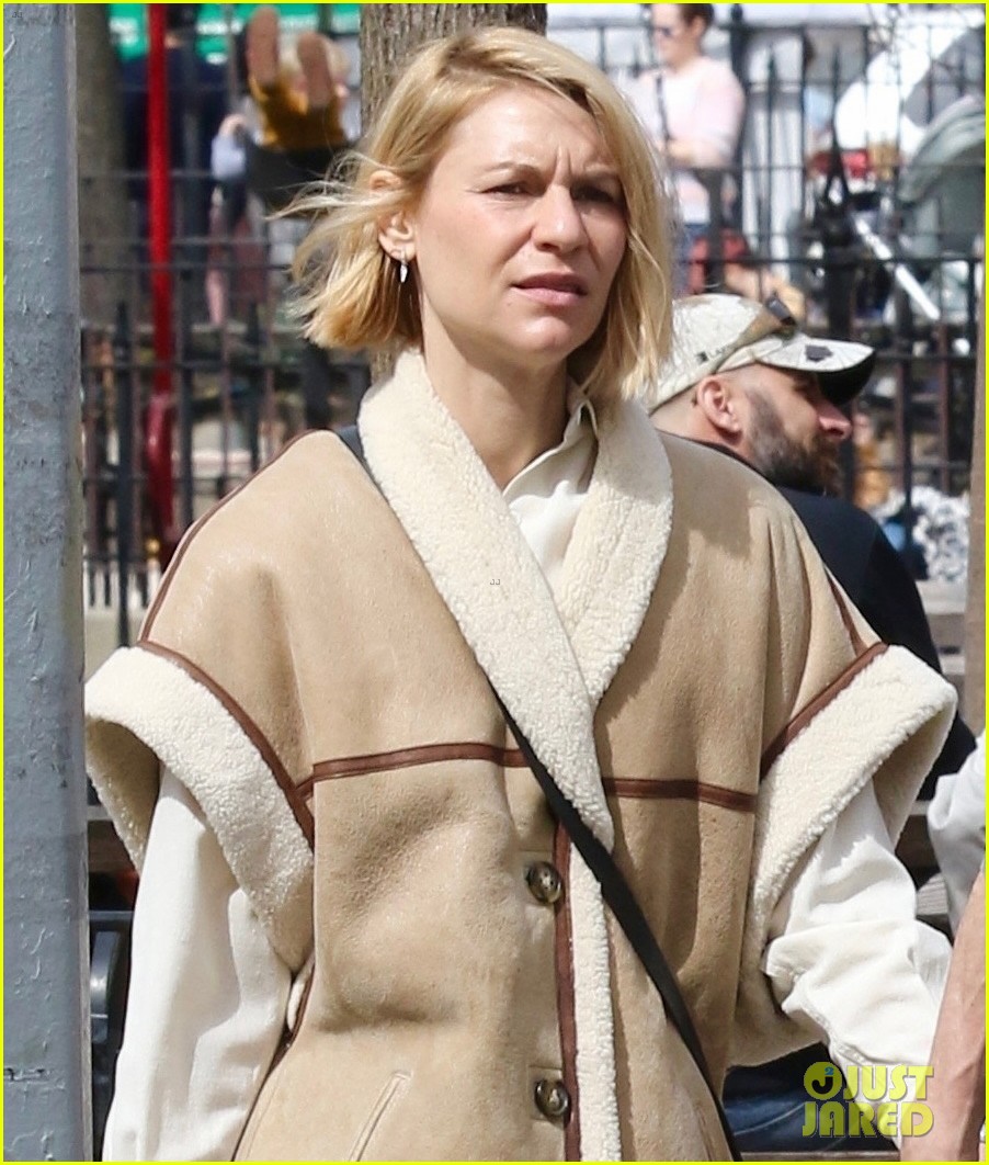 Claire Danes & Hugh Dancy Hold Hands During Rare Day Out in NYC: Photo ...