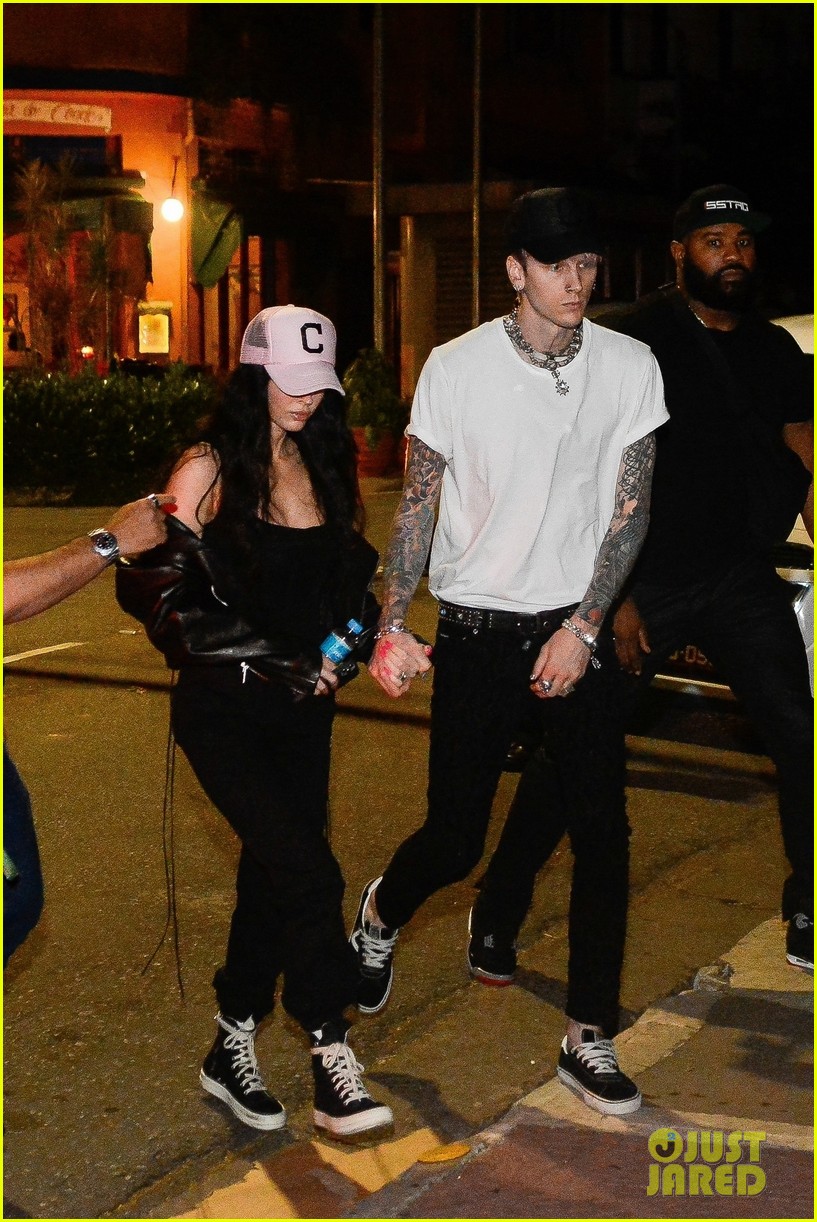 Megan Fox & Machine Gun Kelly Were Mobbed By Fans in Sao Paulo & These ...