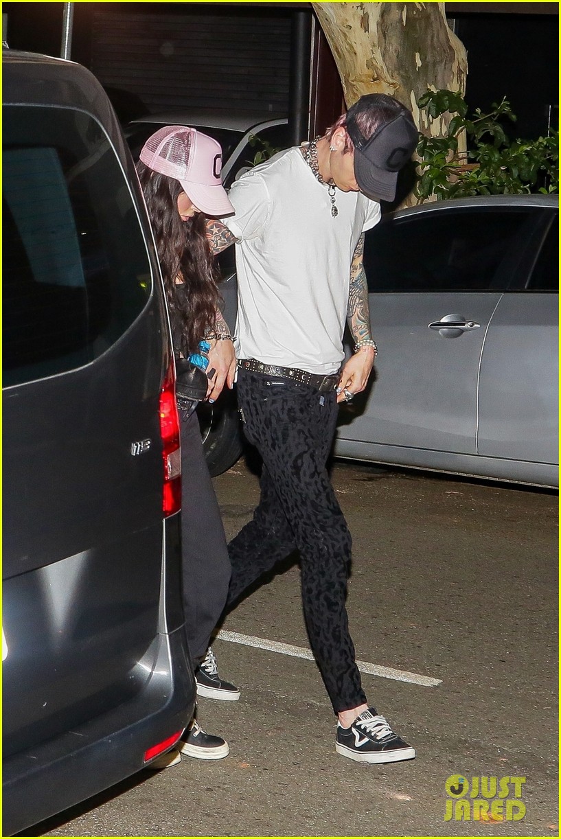 Megan Fox & Machine Gun Kelly Were Mobbed By Fans in Sao Paulo & These ...