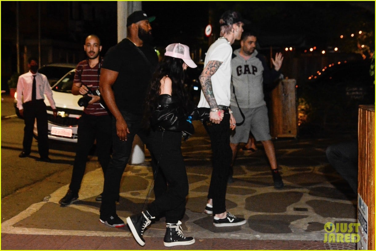 Megan Fox & Machine Gun Kelly Were Mobbed By Fans in Sao Paulo & These ...