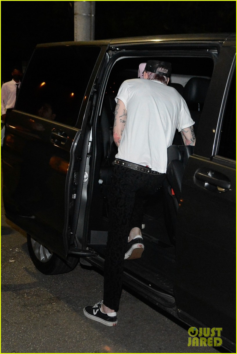 Megan Fox & Machine Gun Kelly Were Mobbed By Fans in Sao Paulo & These ...