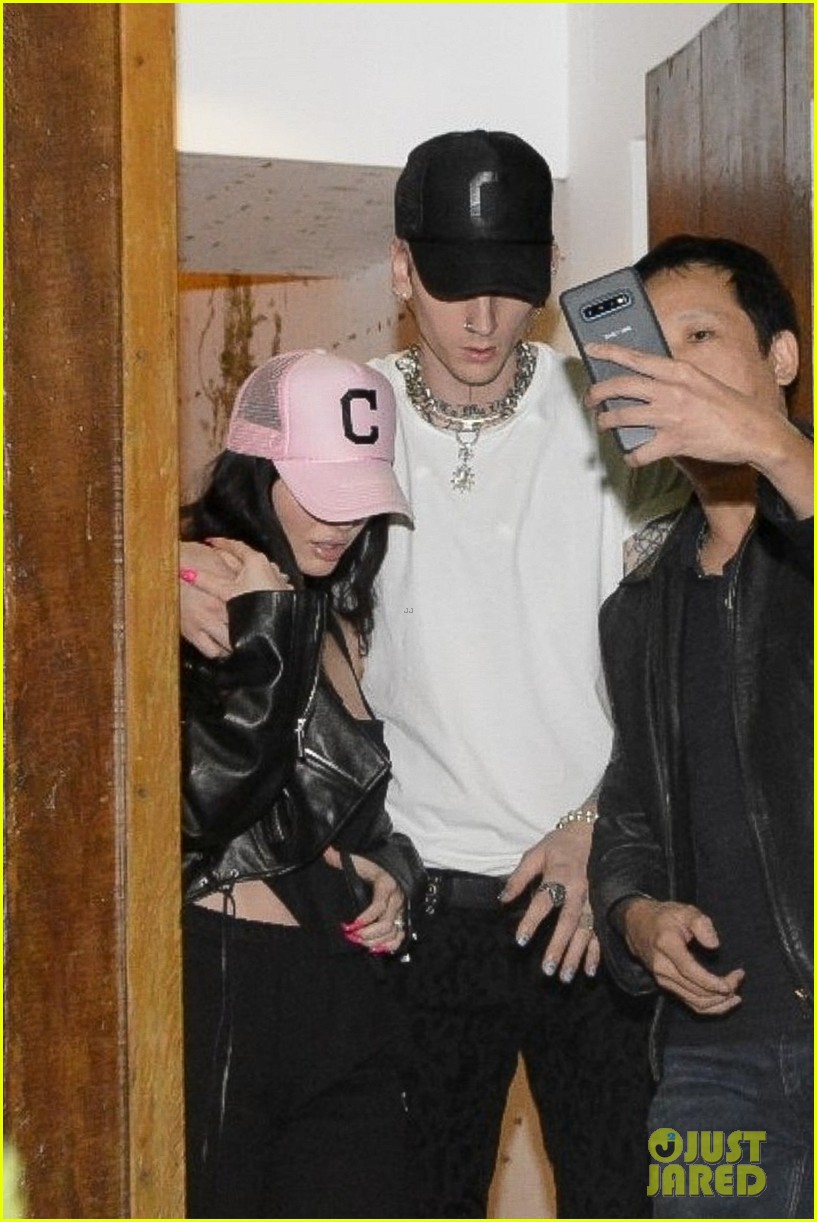 Megan Fox & Machine Gun Kelly Were Mobbed By Fans in Sao Paulo & These ...