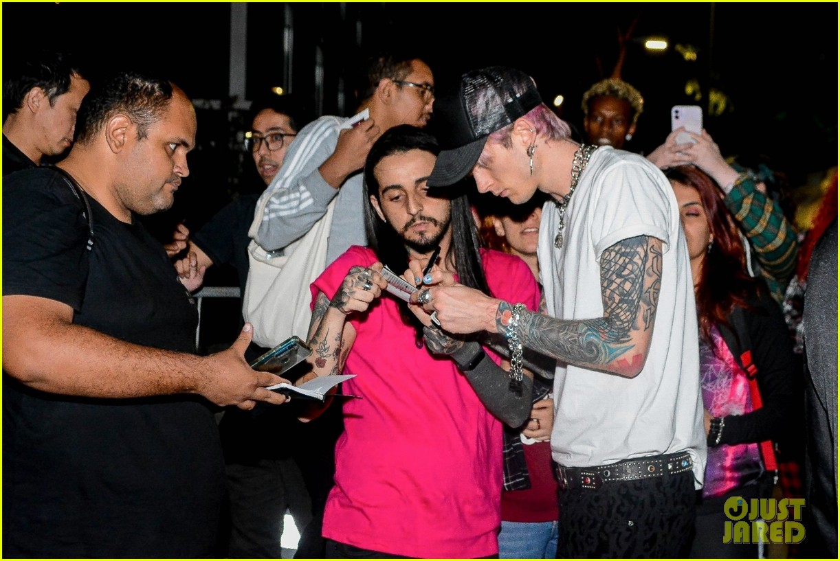 Megan Fox & Machine Gun Kelly Were Mobbed By Fans in Sao Paulo & These ...