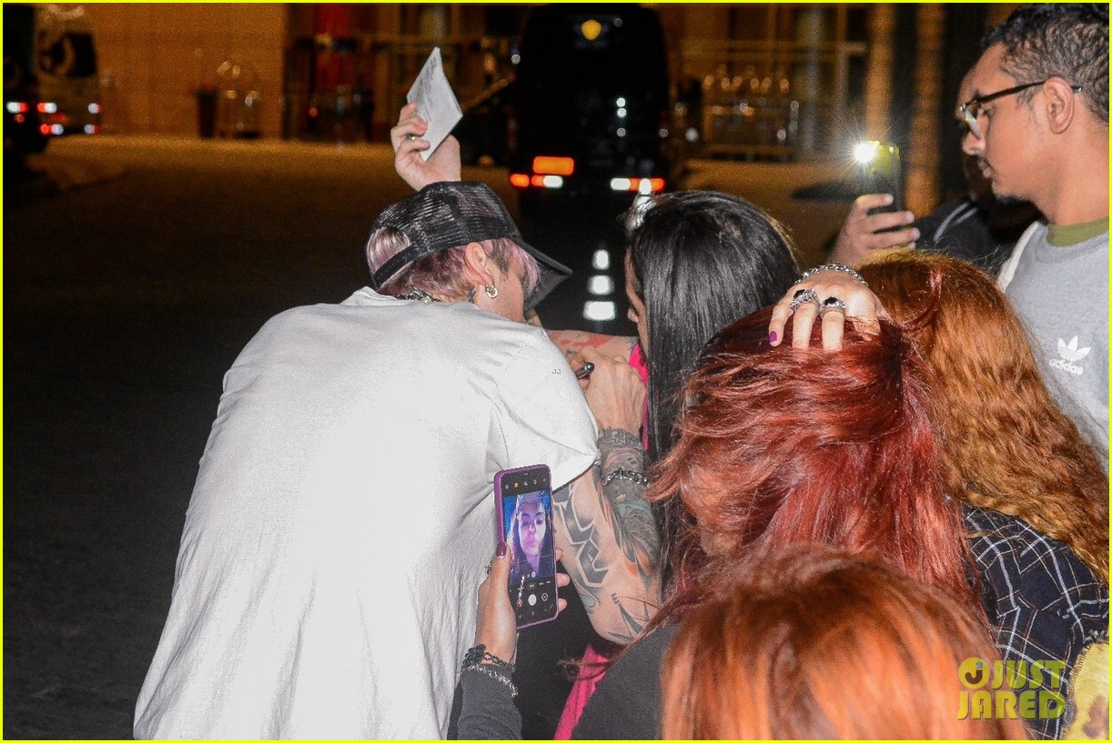 Megan Fox & Machine Gun Kelly Were Mobbed By Fans in Sao Paulo & These ...