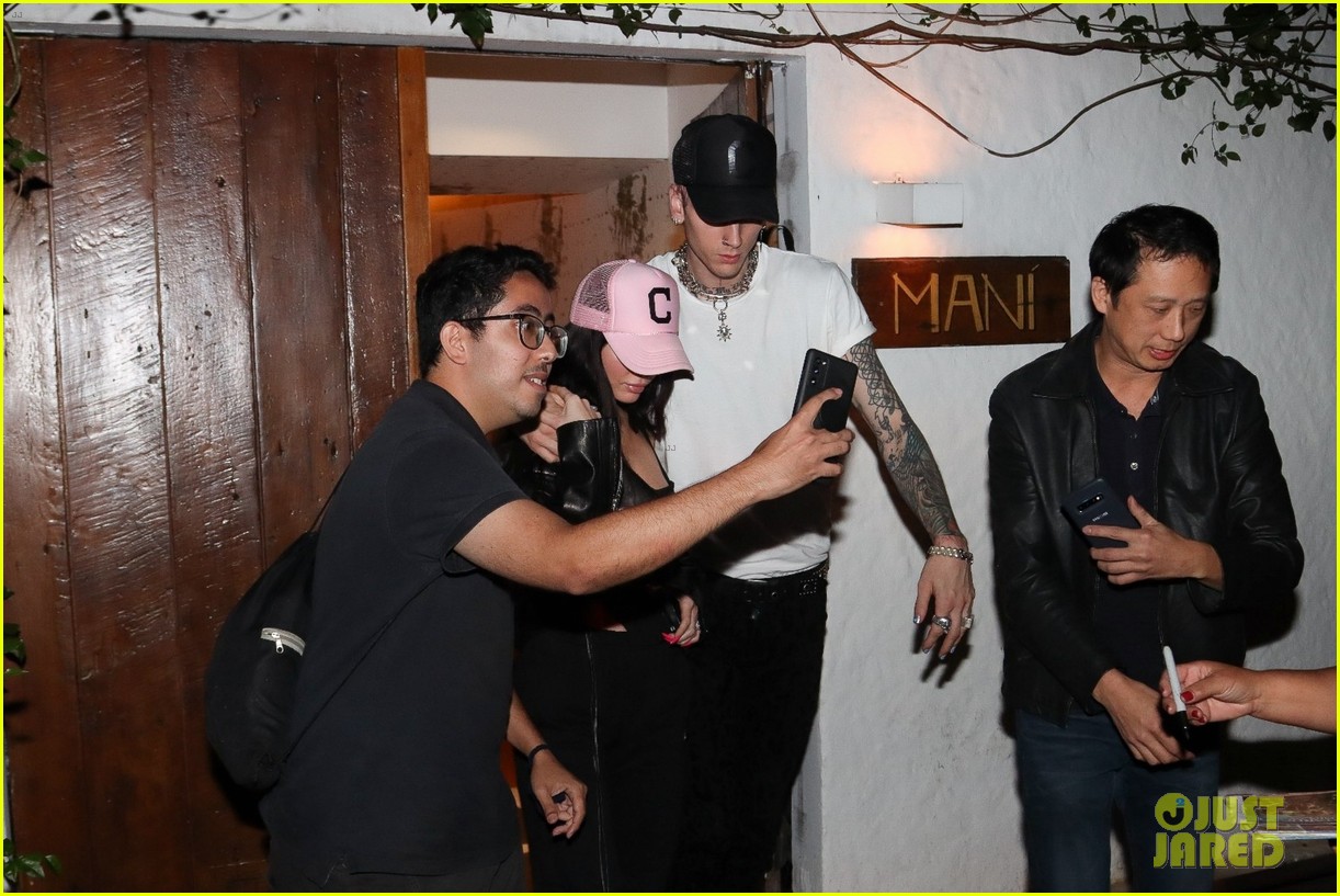 Megan Fox & Machine Gun Kelly Were Mobbed By Fans in Sao Paulo & These ...