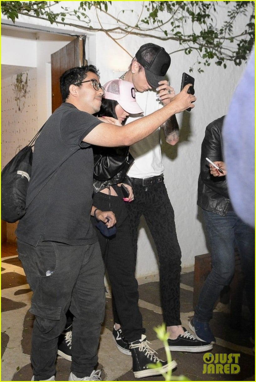 Megan Fox & Machine Gun Kelly Were Mobbed By Fans in Sao Paulo & These ...