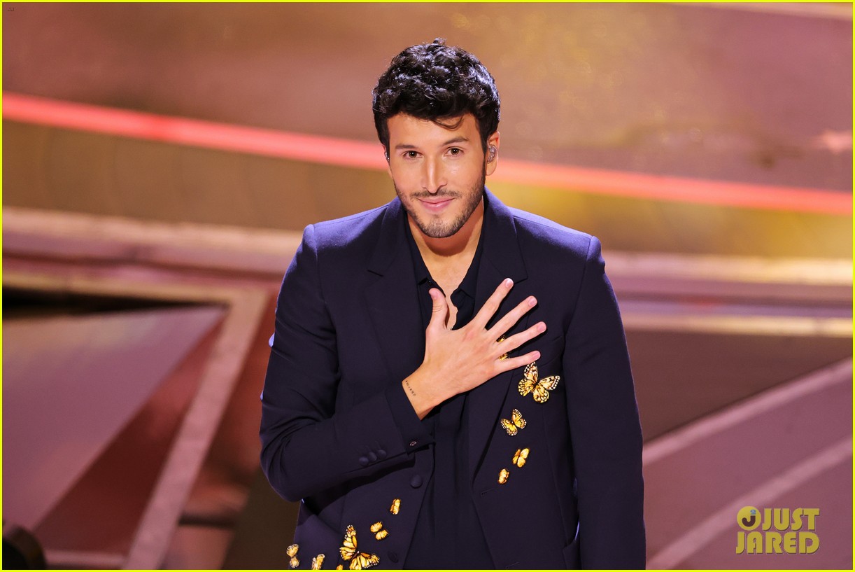 Sebastián Yatra Performs 'Dos Oruguitas' from 'Encanto' at the 2022 ...