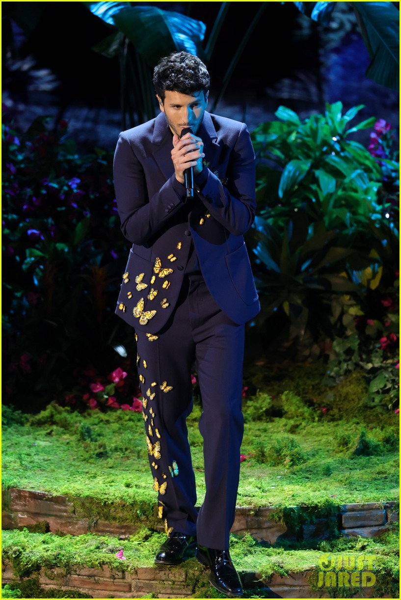 Sebastián Yatra Performs 'Dos Oruguitas' from 'Encanto' at the 2022 ...