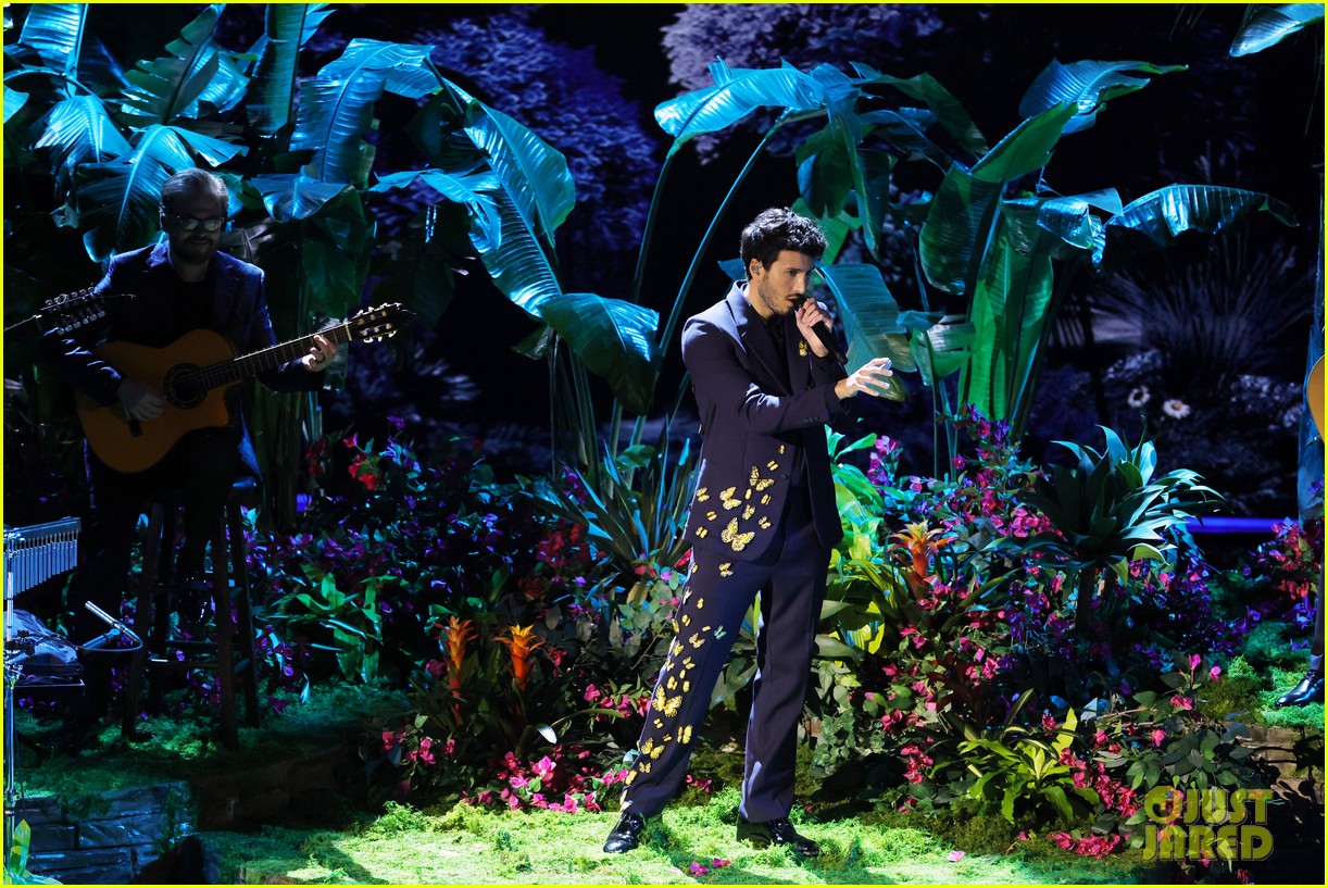 Sebastián Yatra Performs 'Dos Oruguitas' from 'Encanto' at the 2022 ...