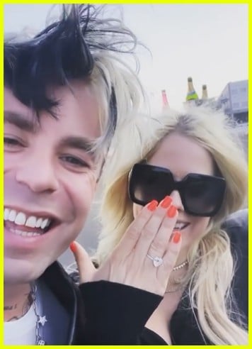 Avril Lavigne & Mod Sun Are Engaged!: Photo 4740727 | Avril Lavigne ...