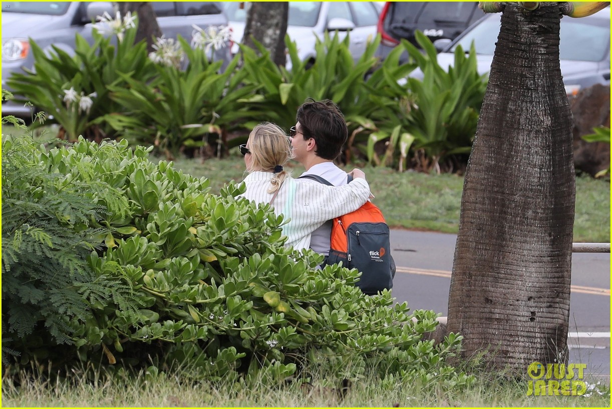 Kate Bosworth & Justin Long Flaunt Cute PDA in New Photos from Hawaii ...