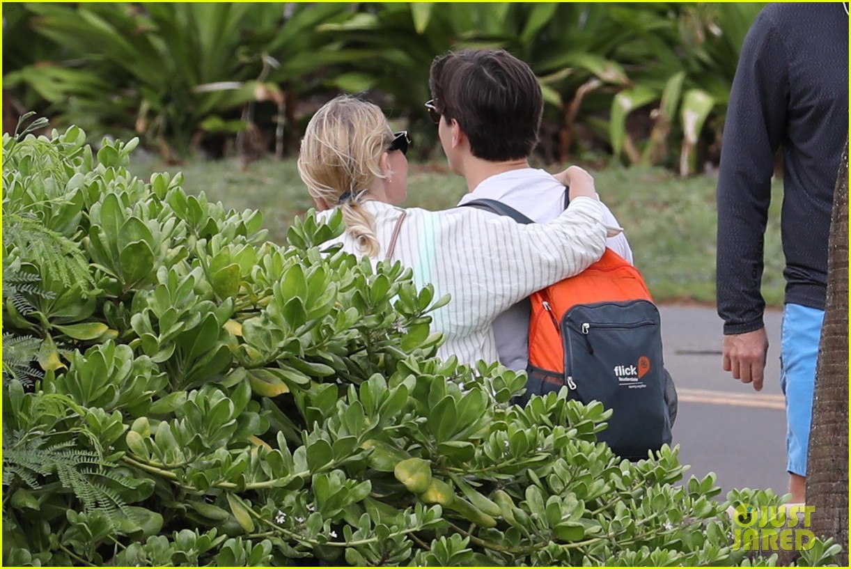 Kate Bosworth & Justin Long Flaunt Cute PDA in New Photos from Hawaii ...