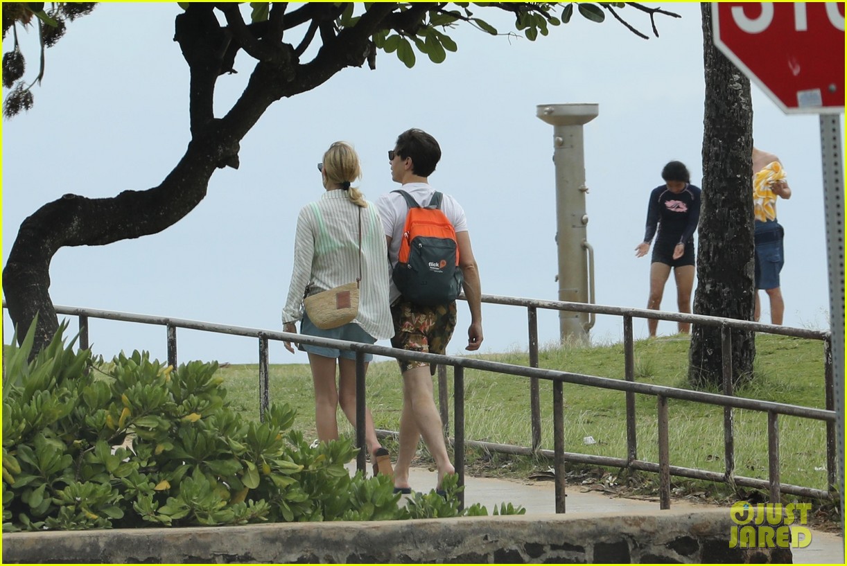 Kate Bosworth & Justin Long Flaunt Cute PDA in New Photos from Hawaii ...