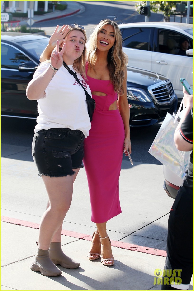 Chrishell Stause Helps Ex-Boyfriend Jason Oppenheim & Twin Brother ...