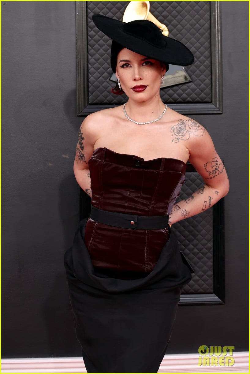 Halsey Hits Grammys 2022 Red Carpet Days After Undergoing Surgery ...
