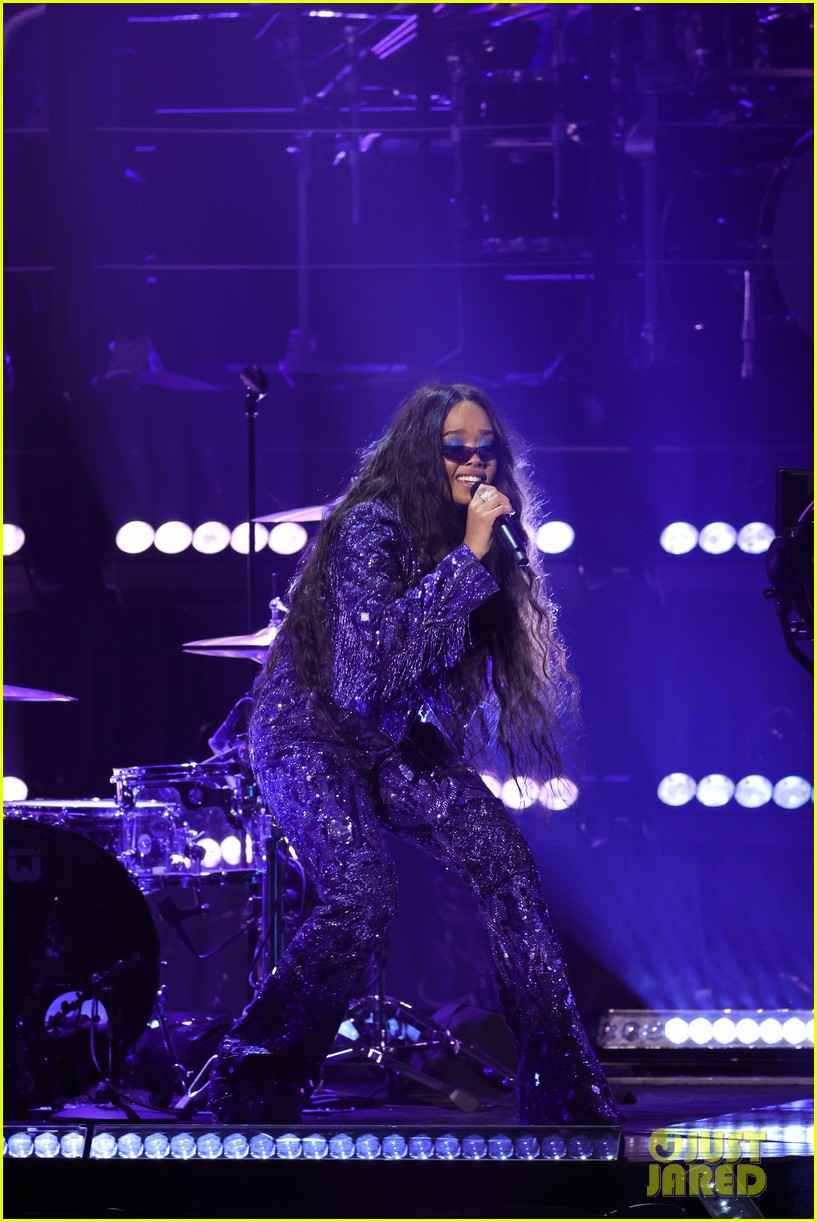 H.E.R. Performs Rock Medley with Lenny Kravitz & Travis Barker at ...