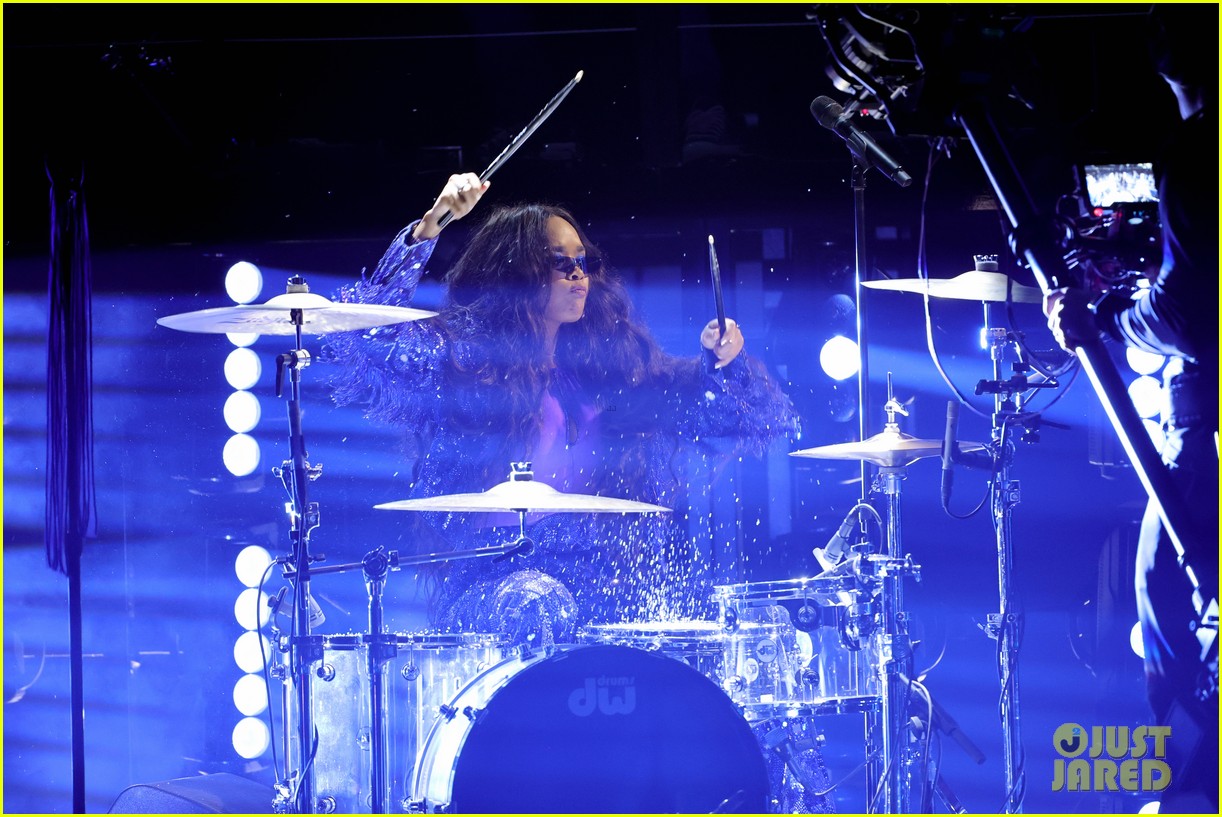 H.E.R. Performs Rock Medley with Lenny Kravitz & Travis Barker at ...