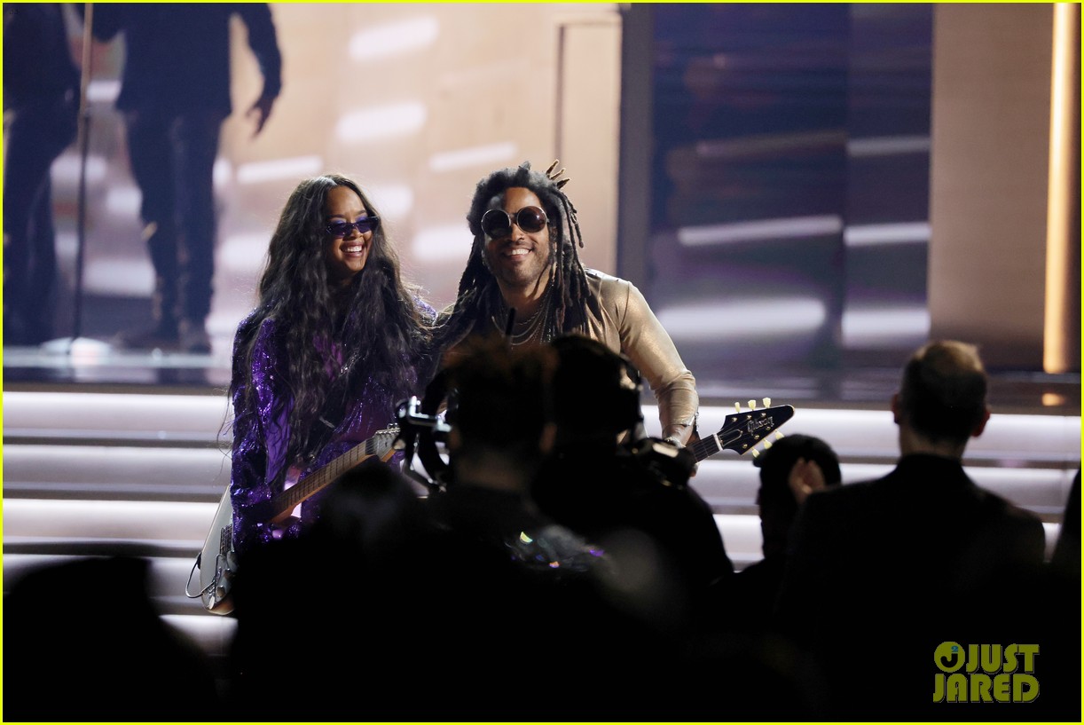 H.E.R. Performs Rock Medley with Lenny Kravitz & Travis Barker at ...