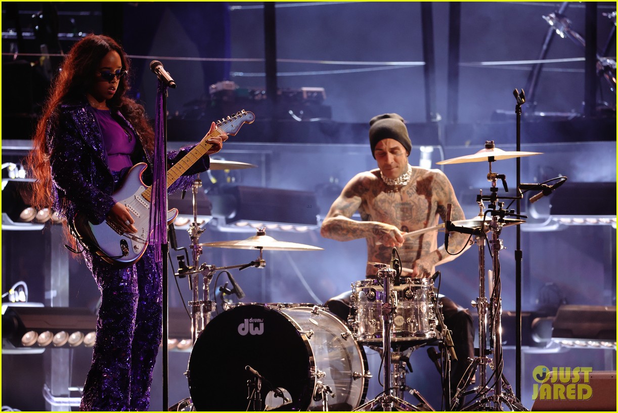 H.E.R. Performs Rock Medley with Lenny Kravitz & Travis Barker at ...