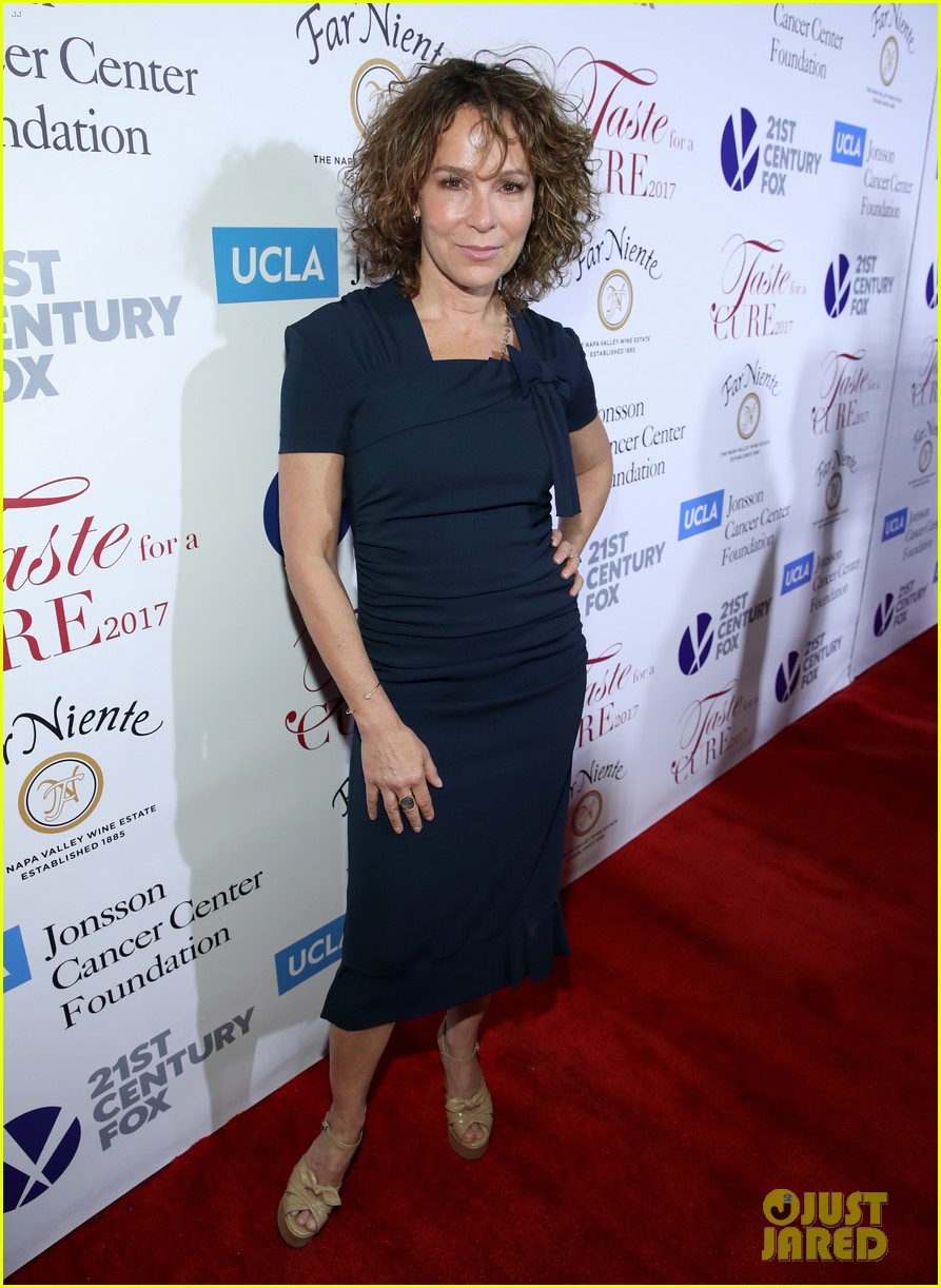 Jennifer Grey Recalls the Moment Her Father Joel Grey Was Outed as Gay ...