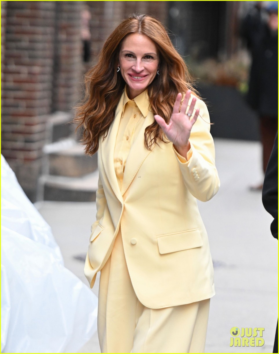 Julia Roberts Kicks Off 'Gaslit' Promo With Appearance on 'The Late ...