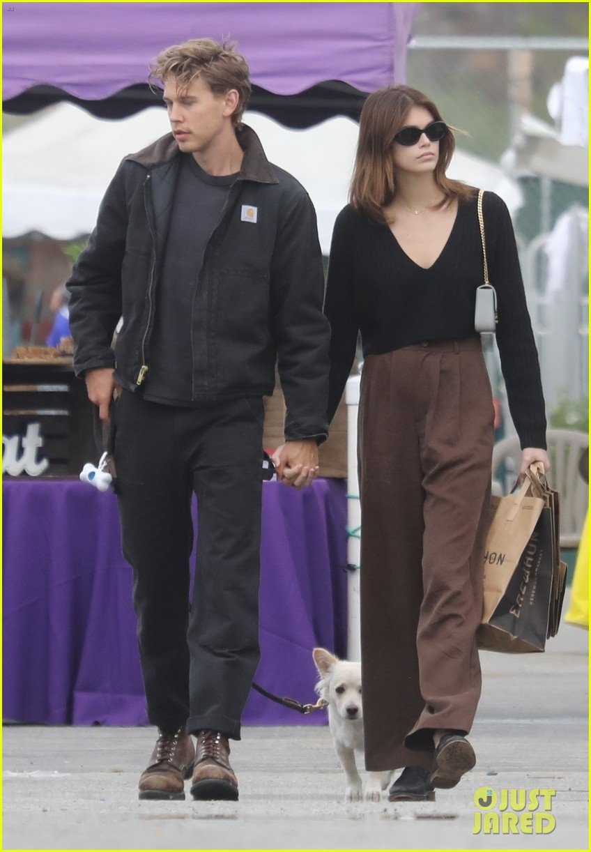 Kaia Gerber & Austin Butler Hold Hands During a Trip to the Farmer's ...
