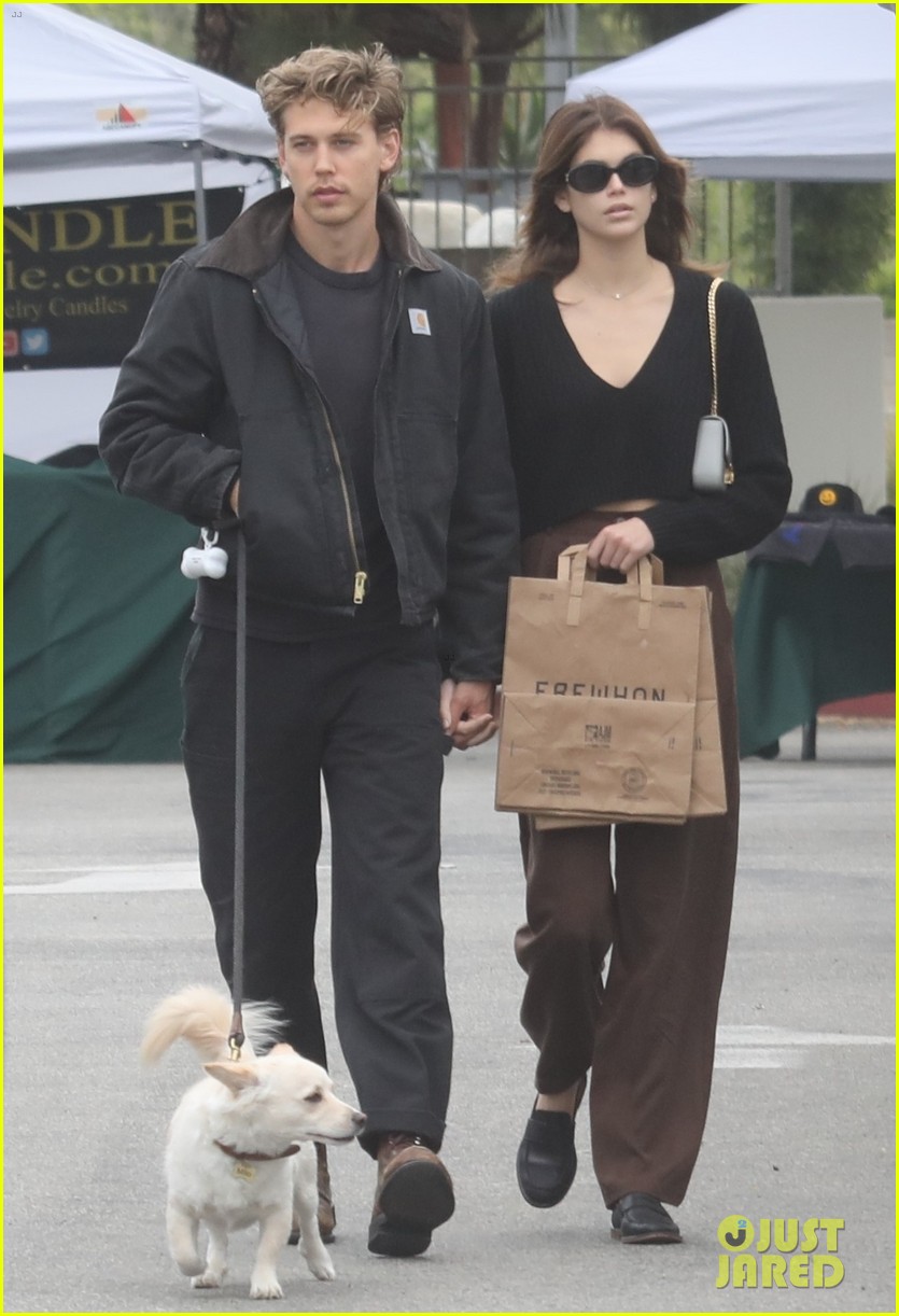 Kaia Gerber & Austin Butler Hold Hands During a Trip to the Farmer's ...