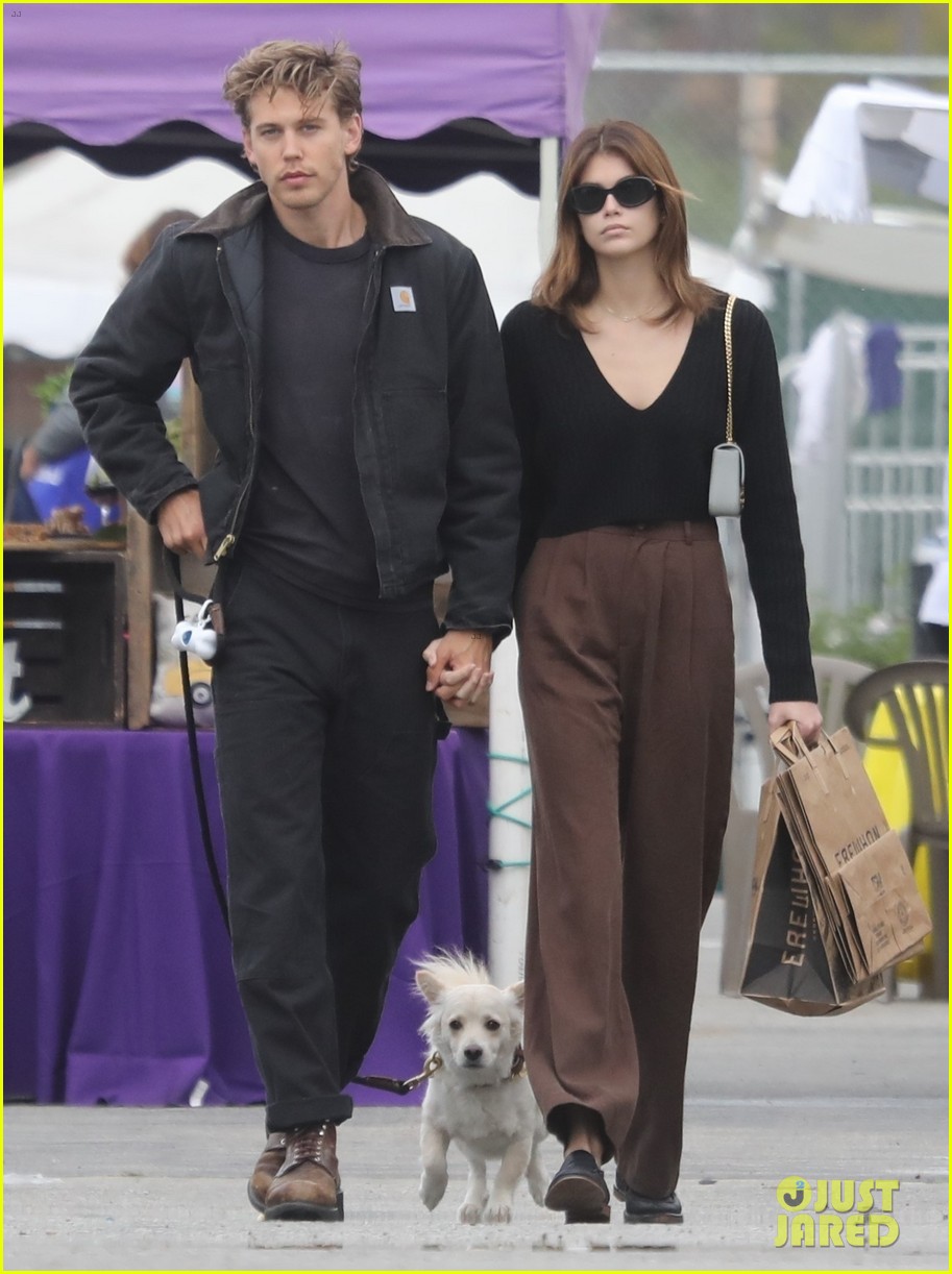 Kaia Gerber & Austin Butler Hold Hands During a Trip to the Farmer's ...